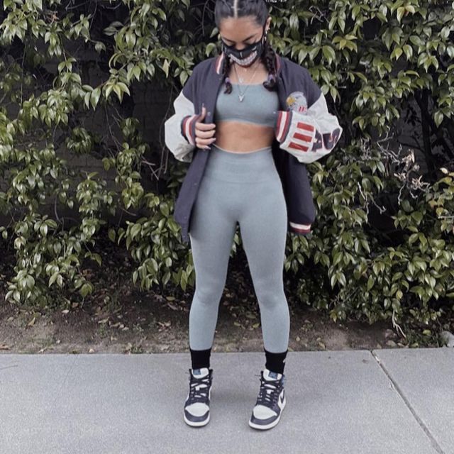 La paire de Nike Jordan 1 Retro High Obsidian UNC portée par Avani ...