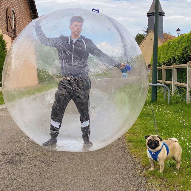 La bulle géante gonflable en plastique de Cyril Schreiner sur son ...