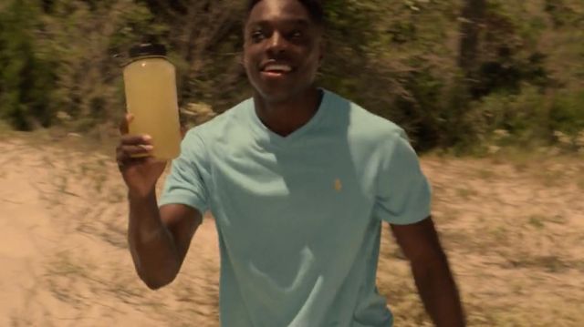 Blue V neck t-shirt worn by Kelce (Deion Smith) in Outer Banks (S01E03 ...