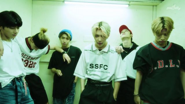 Le maillot SSFC par Goal Studio porté par Félix dans le clip Hello ...