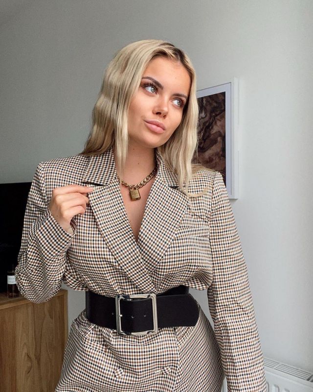 Wide black belt worn by Romy on the account Instagram of @romy | Spotern