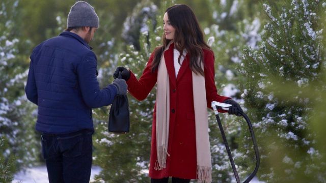 Abrigo rojo de Jennifer Holloway (Mallory Jansen) en La fecha 12 de ...