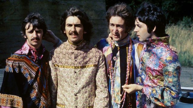 Camisa estampada rosa de los atuendos de Ringo Starr como se ve en la ...