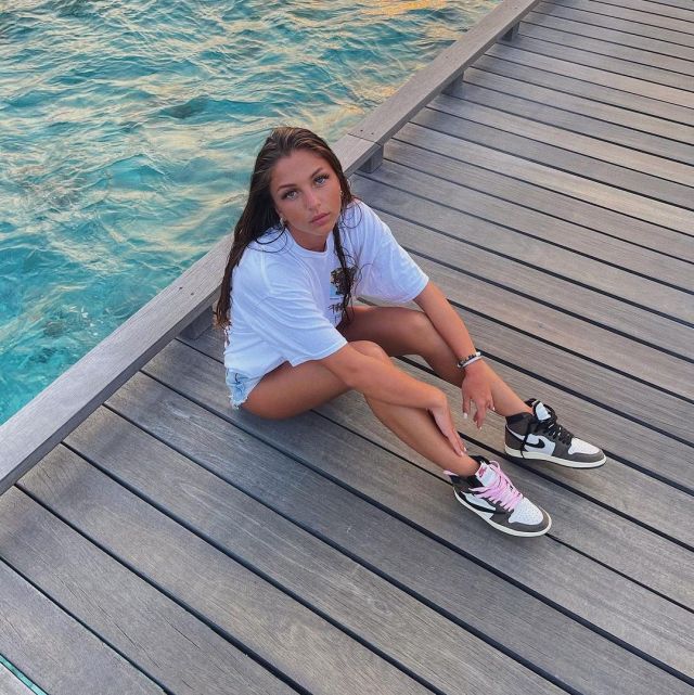 La paire de Nike Air Jordan 1 portée par Eva Queen sur son compte ...