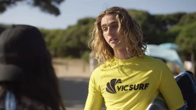 Vic Surf T-Shirt en jaune porté par Ari Gibson (Kai Lewins) dans la ...