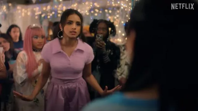 Polo de corte rosa usado por Riley (Aparna Brielle) como se ve en el ...