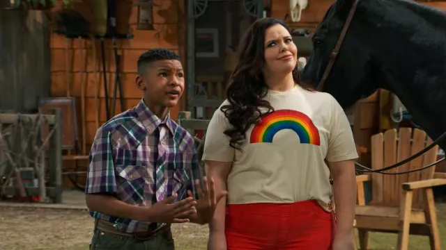 Camiseta Big Rainbow de Lou Hockhauser (Miranda May) en BUNK'D (S06E05 ...
