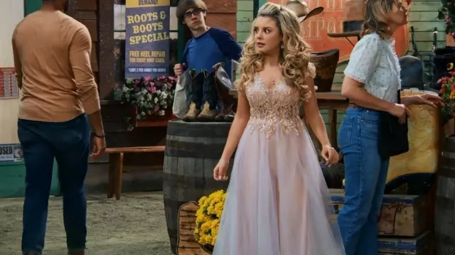 Wpyyi Em­bell­ished Gown worn by Destiny Baker (Mallory James Mahoney ...