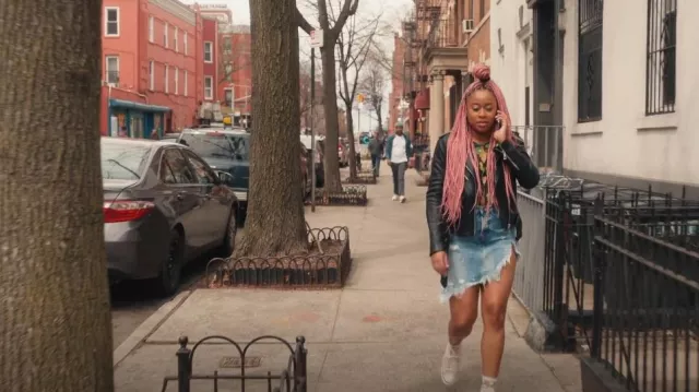 Converse High Top Sneak­ers worn by Phoebe (Phoebe Robinson) as seen in ...