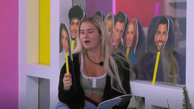 Camiseta sin mangas Shein Contrast usada por Deborah Chubb como se ve ...