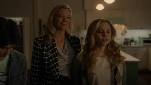 Vince Draped Cowl Neck Top usado por Barbara Whitmore (Amy Smart) como ...