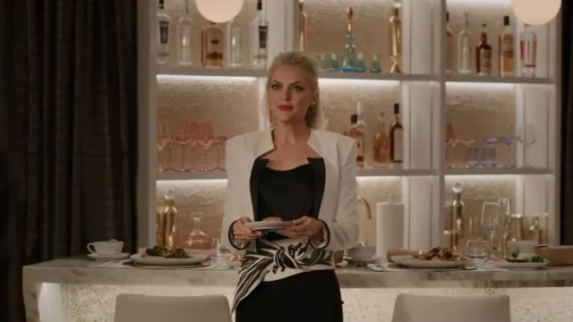 Bracelet chaîne Angelina Alvarez Battina porté par Alexis Carrington ...