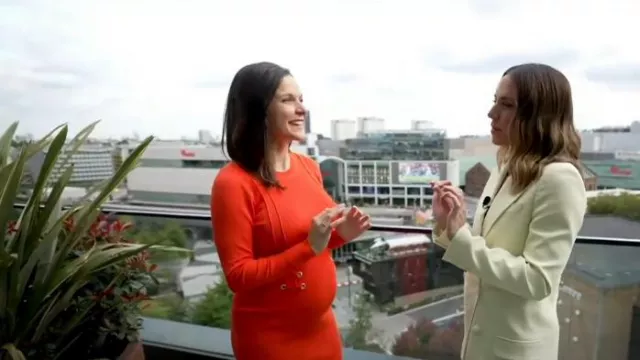 Karen Millen Lace-Up Rib-Knit Dress portée par Maggie Rulli comme vu ...