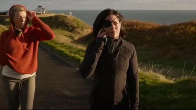 Lululemon Hood­ed De­fine Jack­et worn by Bibi Garvey (Sarah Greene) as ...