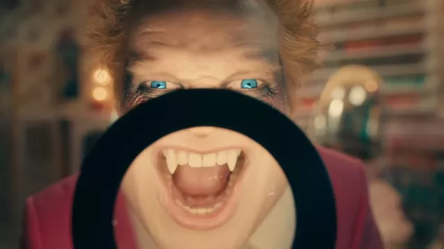 Vampire Fangs porté par Ed Sheeran dans son clip Bad Habits | Spotern