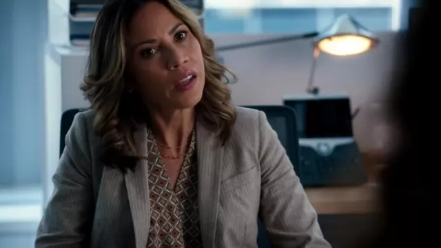 Gorjana Park­er Neck­lace worn by Detective Crystal Morales (Elizabeth Rodriguez) as seen in ...