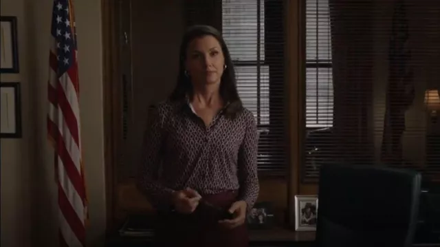 La blouse L’Agence Harmony portée par Erin Reagan (Bridget Moynahan ...