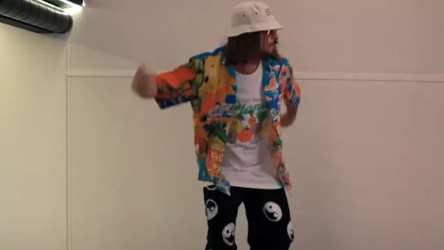 Le look de Lorenzo dans sa vidéo MON DERNIER ALBUM | Spotern