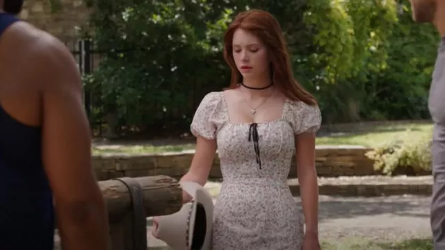 Robe Corbin de la Réforme portée par Stella Walker (Violet Brinson) vue ...