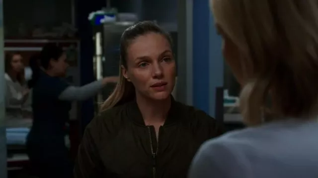 Vince Quilted Bomber Jacket usada por Hailey Upton (Tracy Spiridakos ...