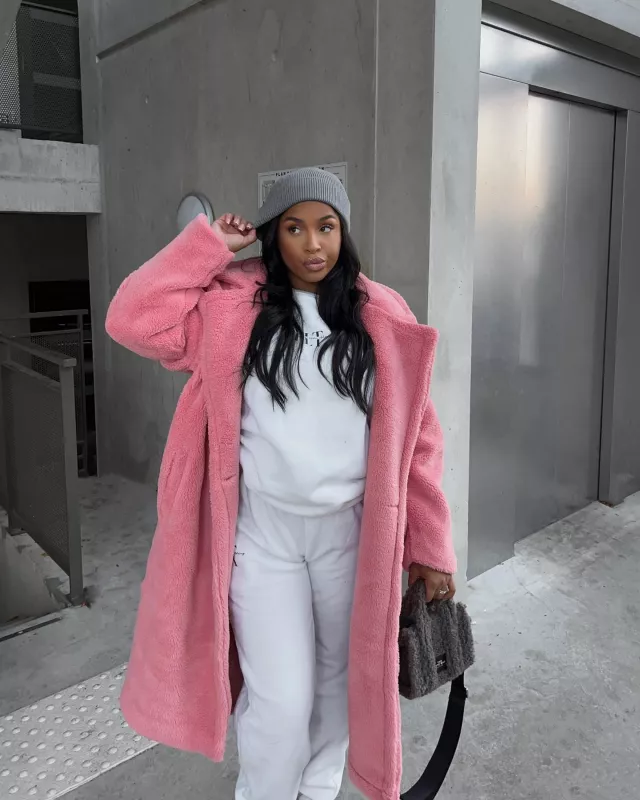 The pink long coat worn by YanissaXoxo on her Instagram account ...