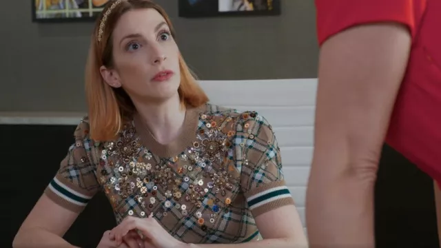 Miu Miu Pull en bois embelli porté par Lauren Heller (Molly Kate Bernard) vu dans Younger ...