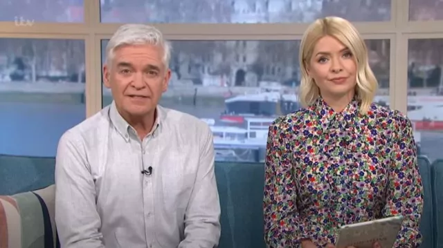 LK Bennett Hoppen Pop Floral Print Silk-Blend Shirt Robe portée par ...