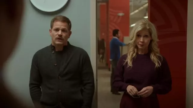 IRO Mona Knit Sweater usado por Reese Fox (Debra Sandlund) como se ve ...