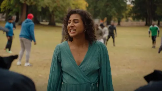 Robe plissée H&M portée par Emily Price (Vella Lovell) comme on le voit ...