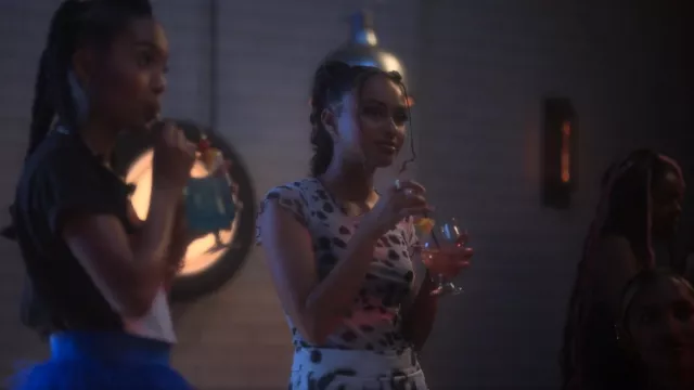 Priscavera camiseta blanca de nylon usada por Kiela Hall (Daniella ...