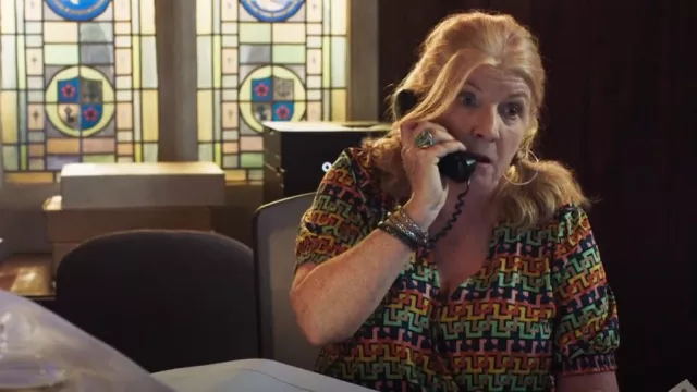 Phase Eight Milano Wrap Top porté par Margo Martins (Felicity Montagu ...