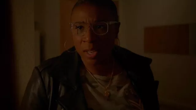 Saudi Dubai Gold Heart G Neck­lace worn by Henrietta 'Hen' Wilson ...