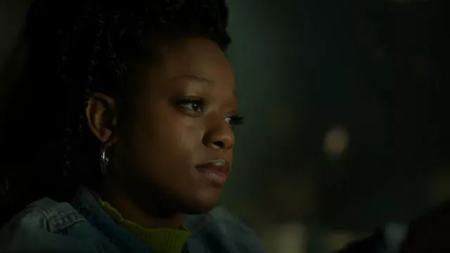 Jennifer fisher Sil­ver Mi­ni Jam­ma Hoop Ear­rings worn by Izzy Letts ...