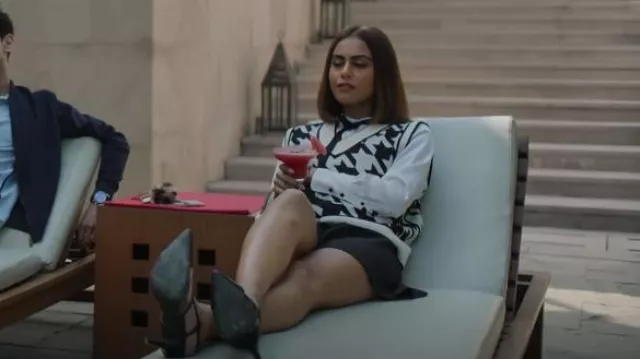 Y.a.s Knit­ted Vest in Over­sized Hound­stooth worn by Koel Kalra (Naina Bhan) as seen in Class ...