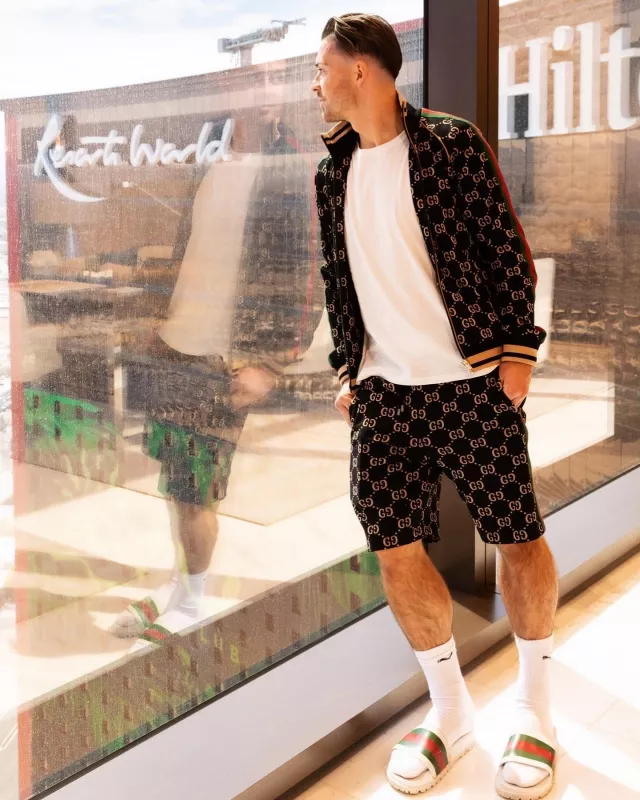 Gucci White Web Stripe Rubber Slides portés par Jack Grealish sur son ...