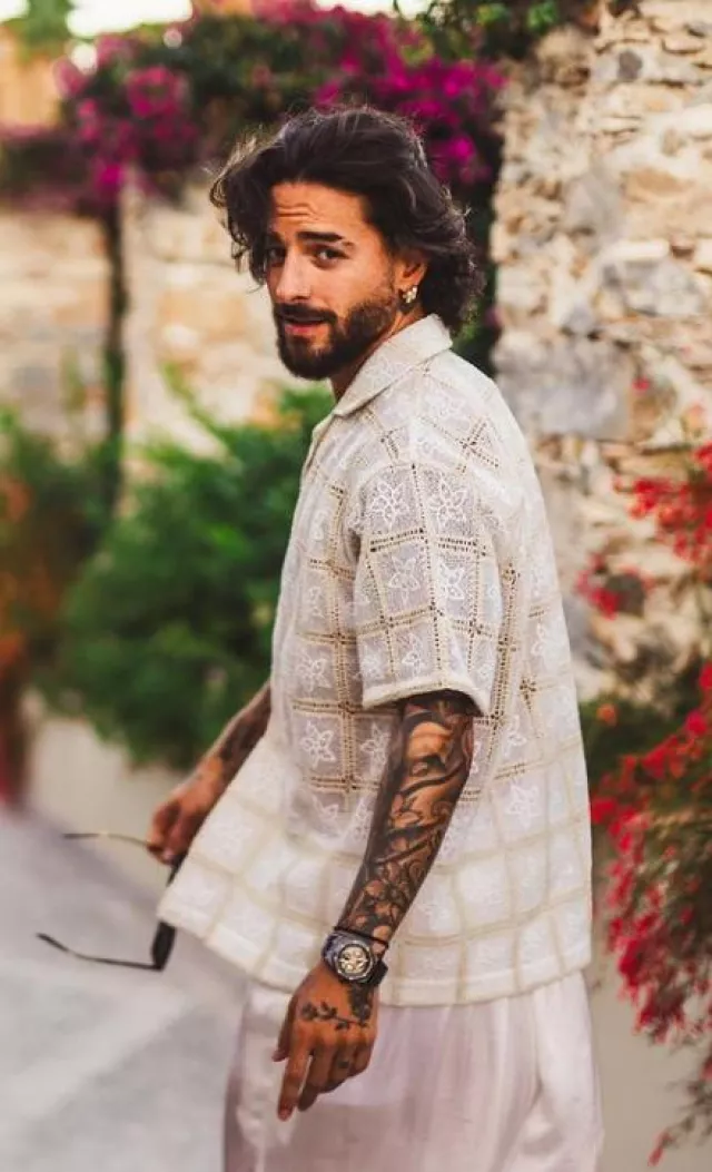 Mouty White Square Flower Crochet Shirt porté par Maluma sur son compte ...