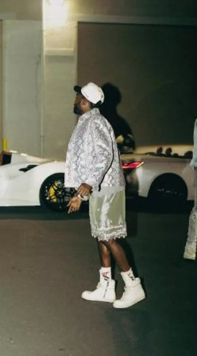 Calcetines con el logotipo de Saint Michael White Eye usados por Meek ...
