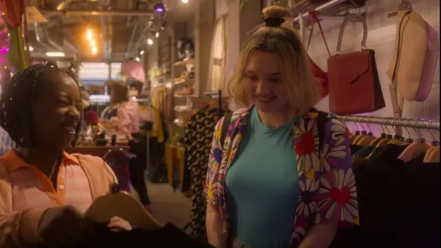 Weekday Trust Print­ed Short Sleeve worn by Darcy Olsson (Kizzy Edgell ...