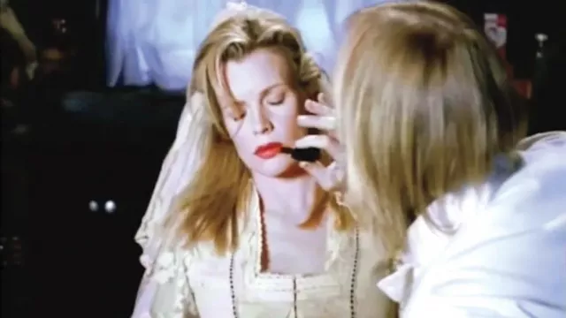 Lápiz labial rojo usado por Kim Basinger en Mary Jane's Last Dance de ...