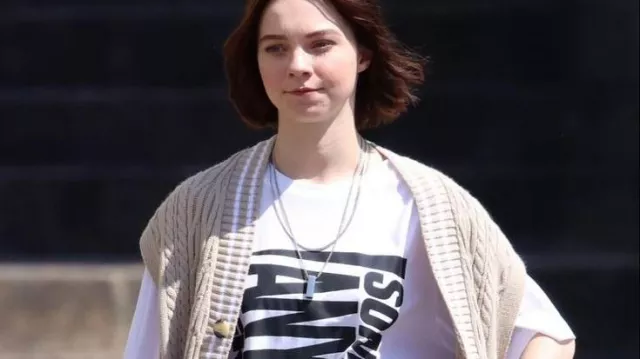 T-shirt de Pip Fitz-Amobi (Emma Myers) dans A Good Girl's Guide to ... T-shirt de Pip Fitz-Amobi (Emma Myers) dans A Good Girl's Guide to ...