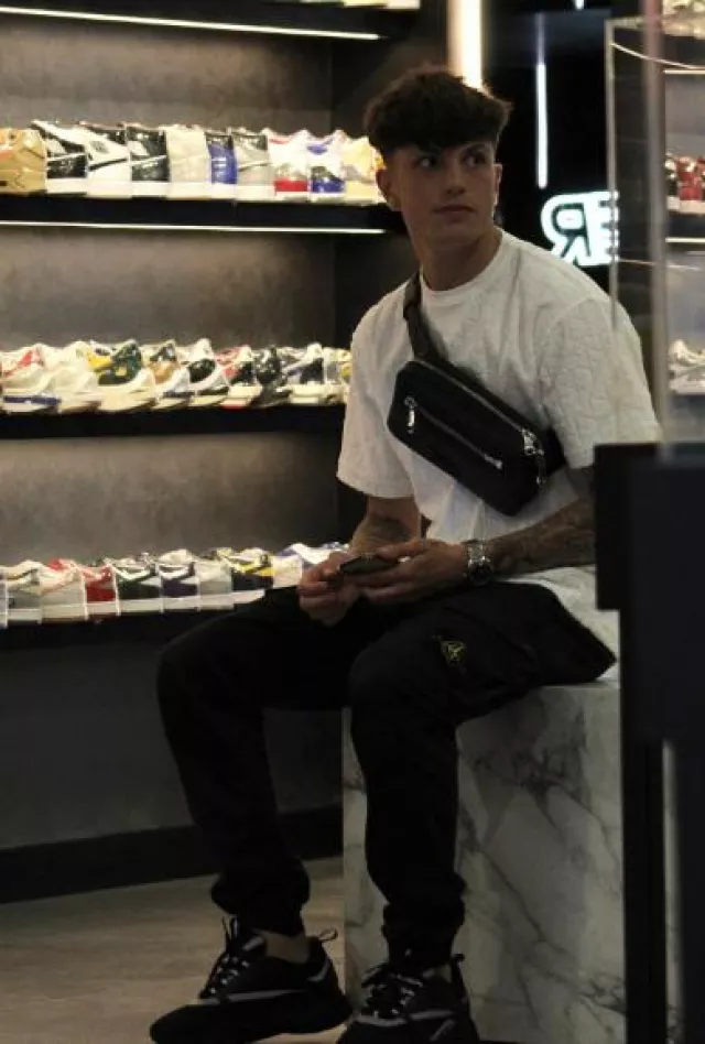 Stone Island Black Stretch Cargo Joggers portés par Alejandro Garnacho ...