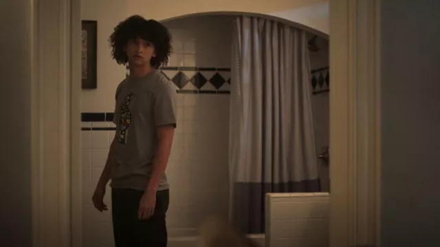 T-shirt gris Darkroom Tremor Tremor porté par Finn (Faly Rakotohavana ...