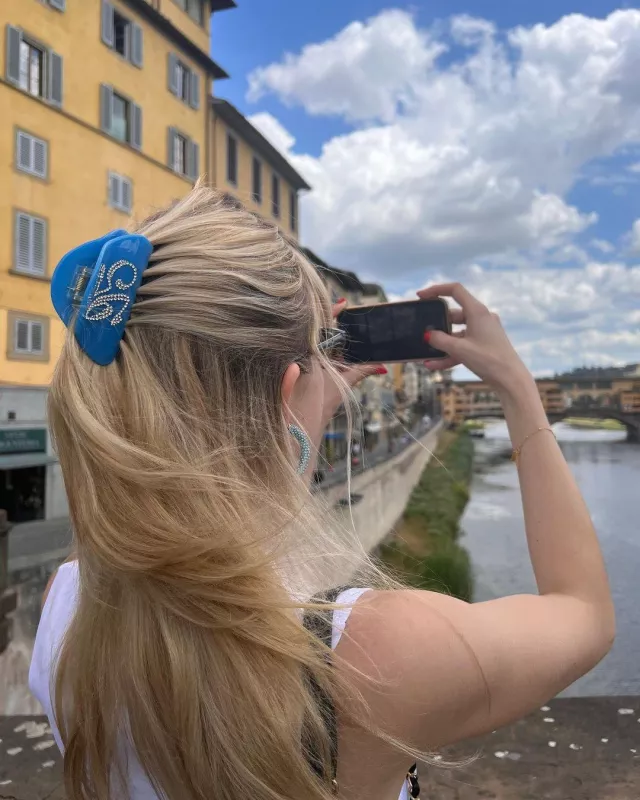 95 hair clip worn by Angèle on her Instagram account @angele_vl | Spotern