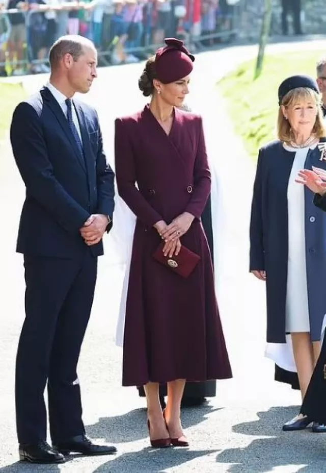 Bague de fiançailles en saphir et diamant Garrard & Co portée par Kate ...