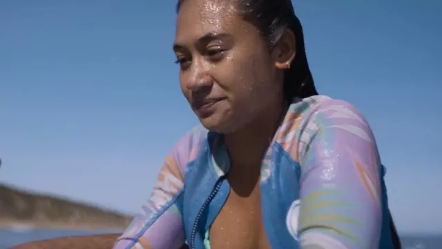 Chaqueta de traje de neopreno Billabong usada por Poppy Tetanui ...