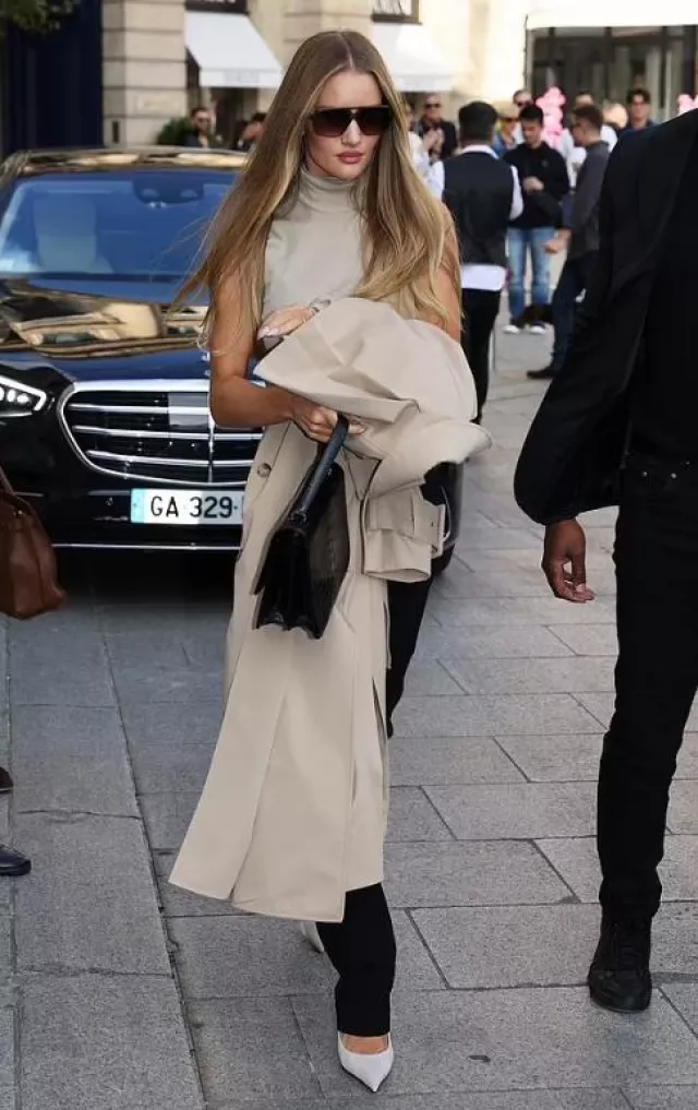 Khaite Oliver Peoples 1977C in Taupe and Umber Gradient worn by Rosie ...