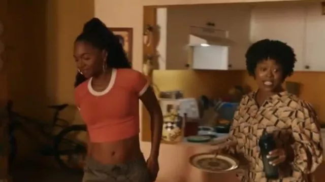 Tretra Ver­sa­tile T-Shirt worn by Robyn Loxley (Jessye Romeo) as seen ...