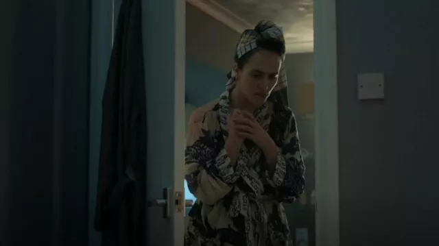 One Hundred Stars Giant Willow Woven Wrap Robe worn by Tiffany (Jessica ...