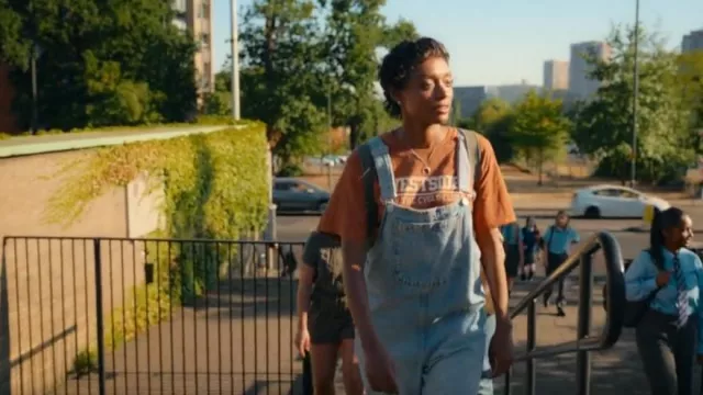 Weworewhat Cu­lotte Cuffed Over­alls worn by Mia Polanco (Sophie Wilde ...