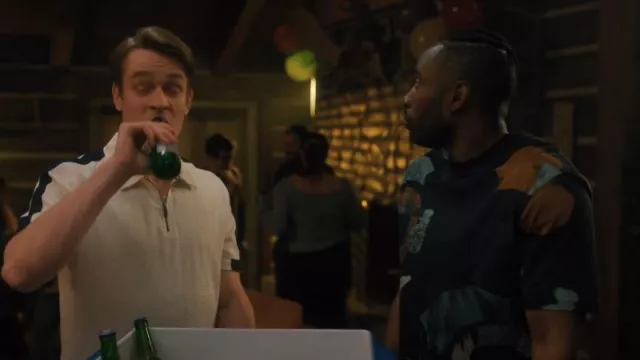 Le31 Ab­stract Cot­ton T-shirt worn by Tristan (Kheon Clarke) as seen ...